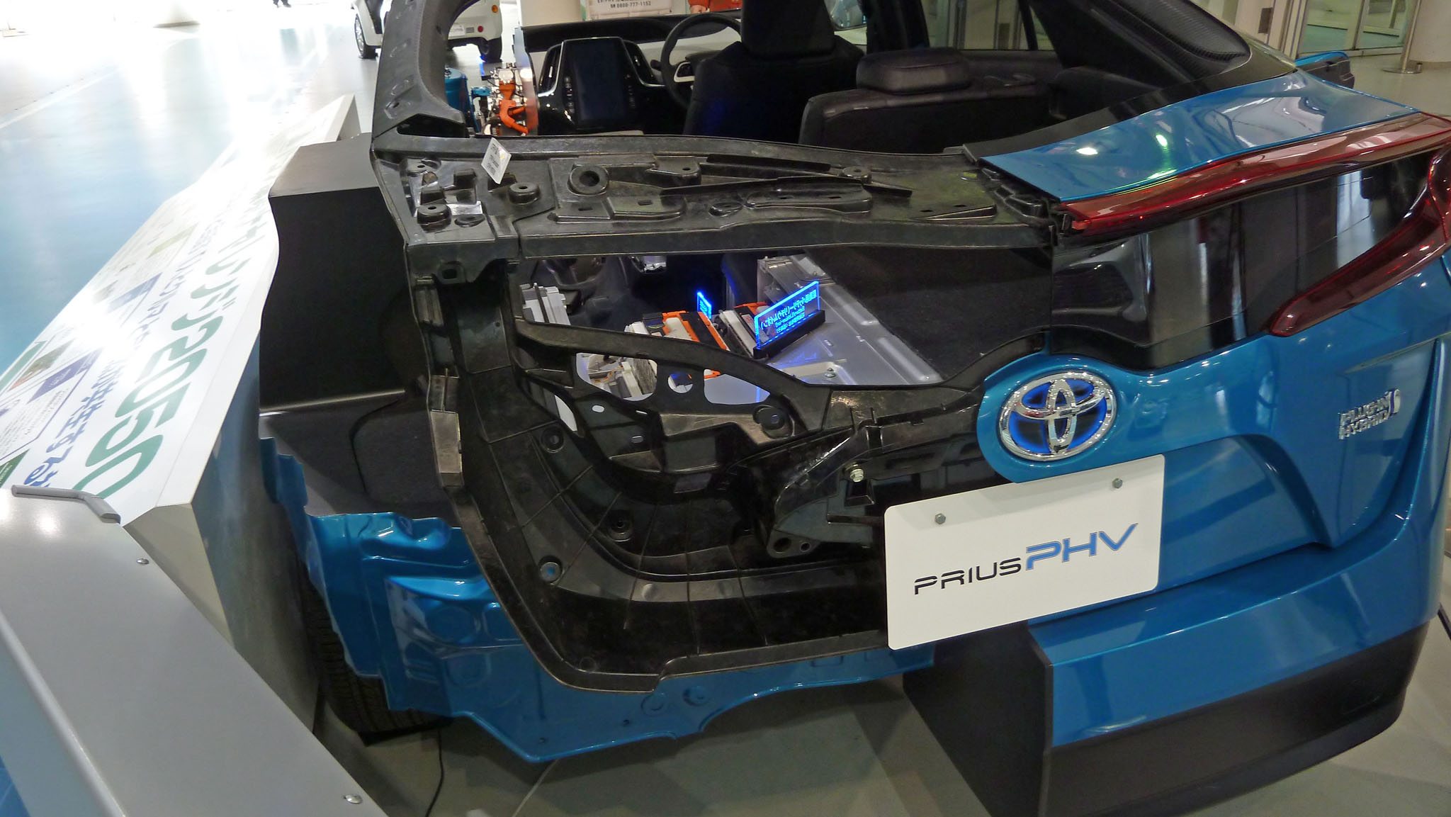 Aufgeschnittener Prius PHV - PRIUSforum